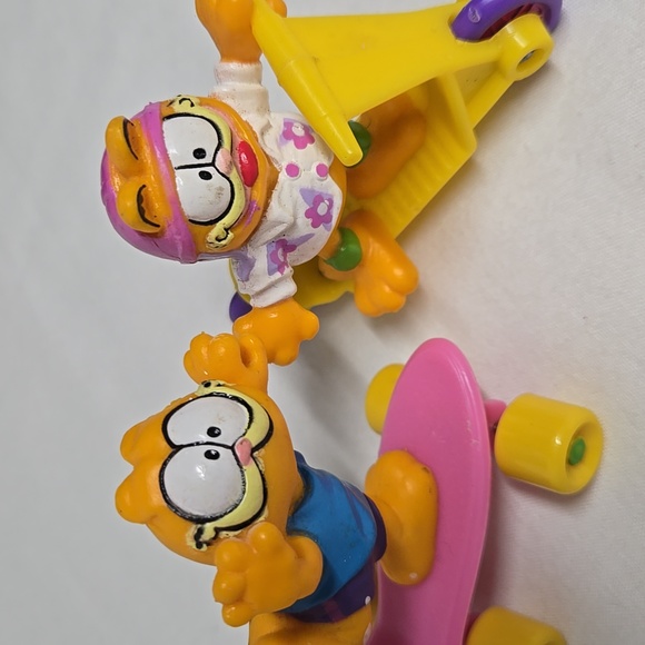 Garfield | Toys | 2 Vintage Garfield Figures 98s Skateboard Scooter ...